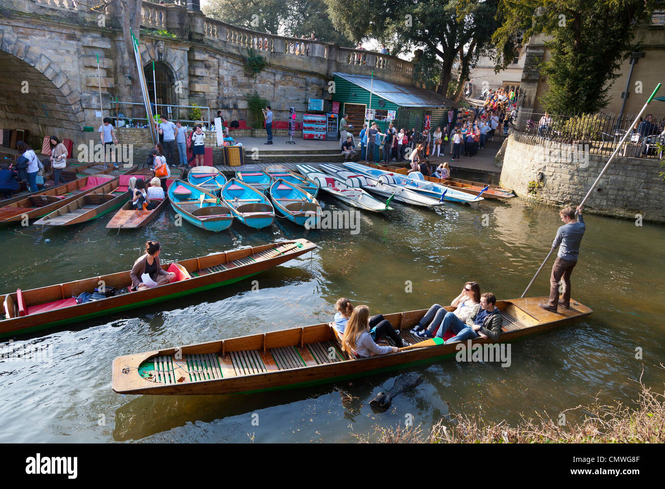 Oxford boats boating punting punt hi-res stock photography and images ...