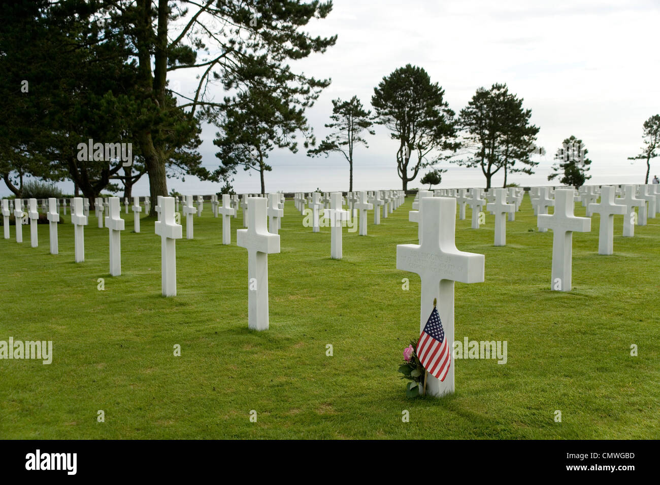 Graves and USA flag at the American National Cemetery and Memorial ...
