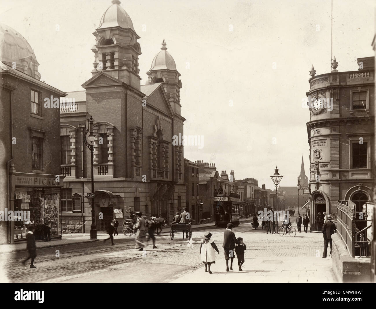 Darlington Street, Wolverhampton, circa 1902. A busy scene in ...