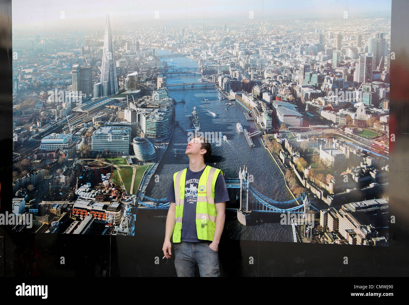 London worker shard hi-res stock photography and images - Alamy