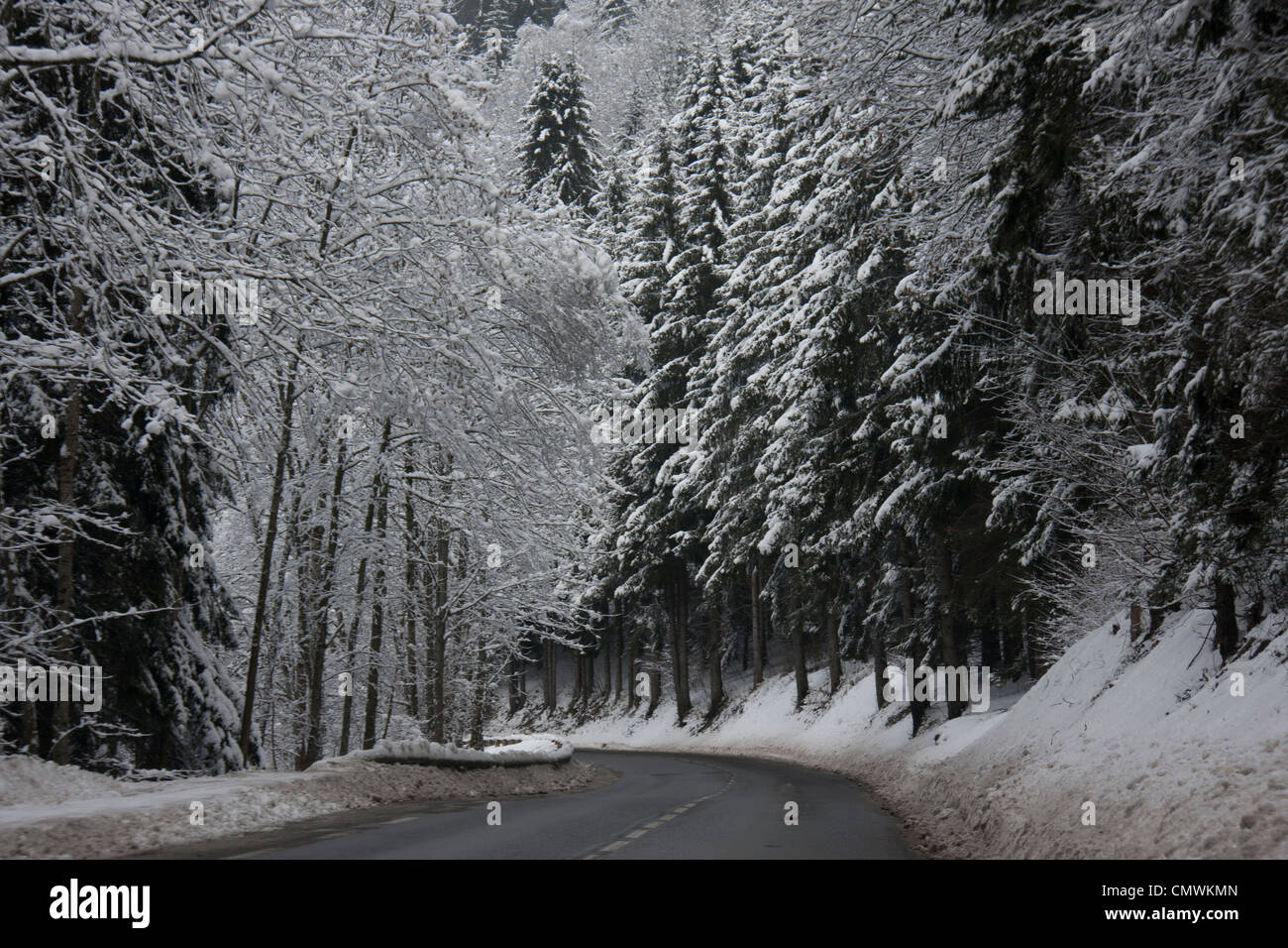 Road cleared of snow hi-res stock photography and images - Alamy