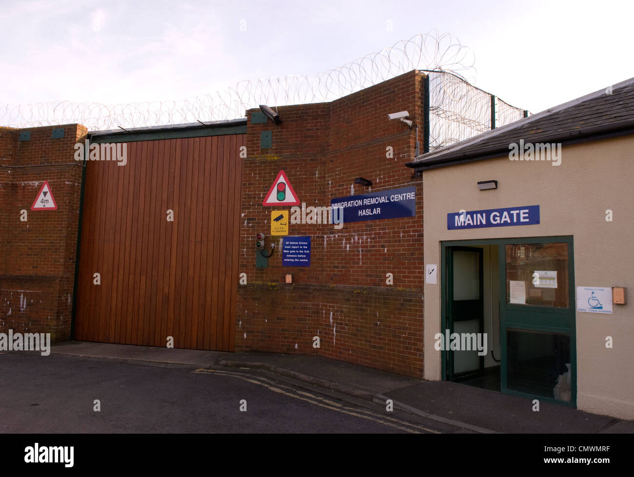 Immigration removal centre hi-res stock photography and images - Alamy