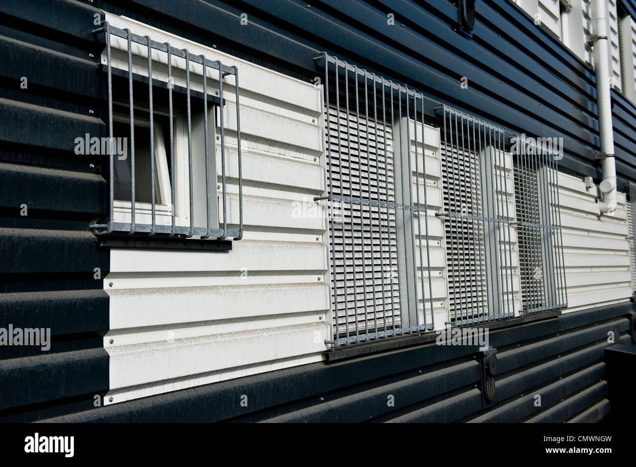 Dirty dog cages hi-res stock photography and images - Alamy