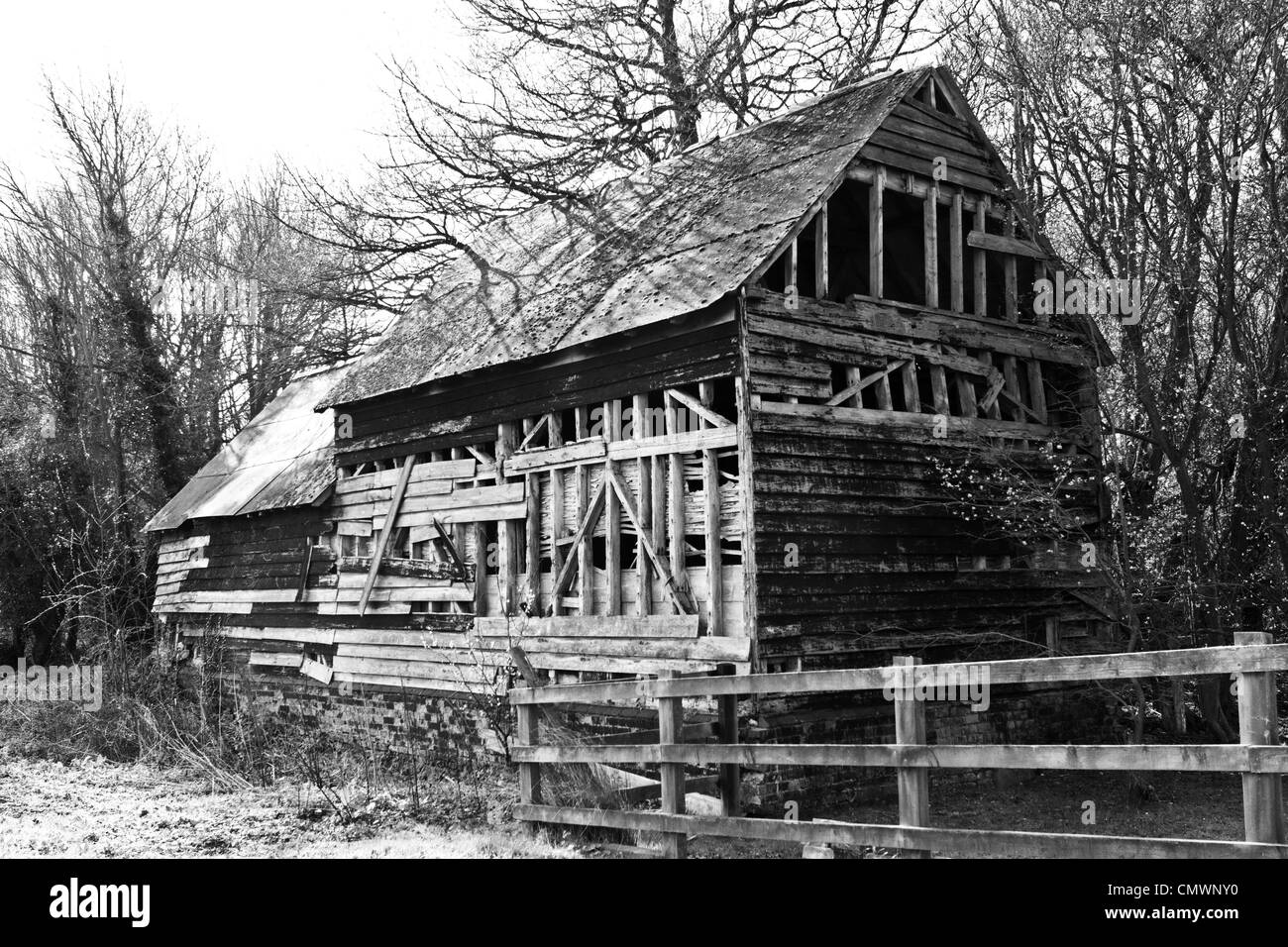 Old abandoned barn uk hi-res stock photography and images - Alamy