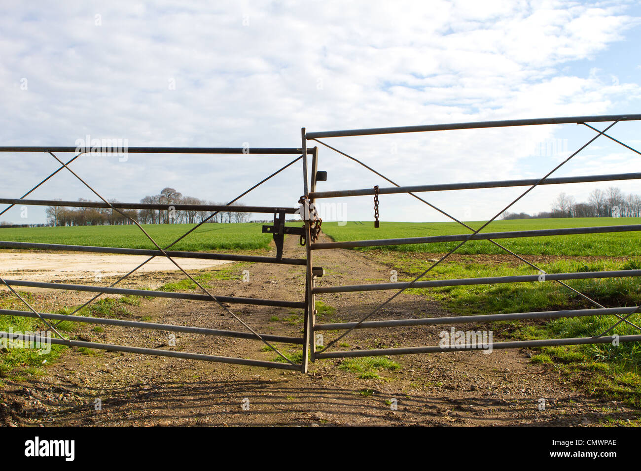 Iron farm field gate hi-res stock photography and images - Alamy