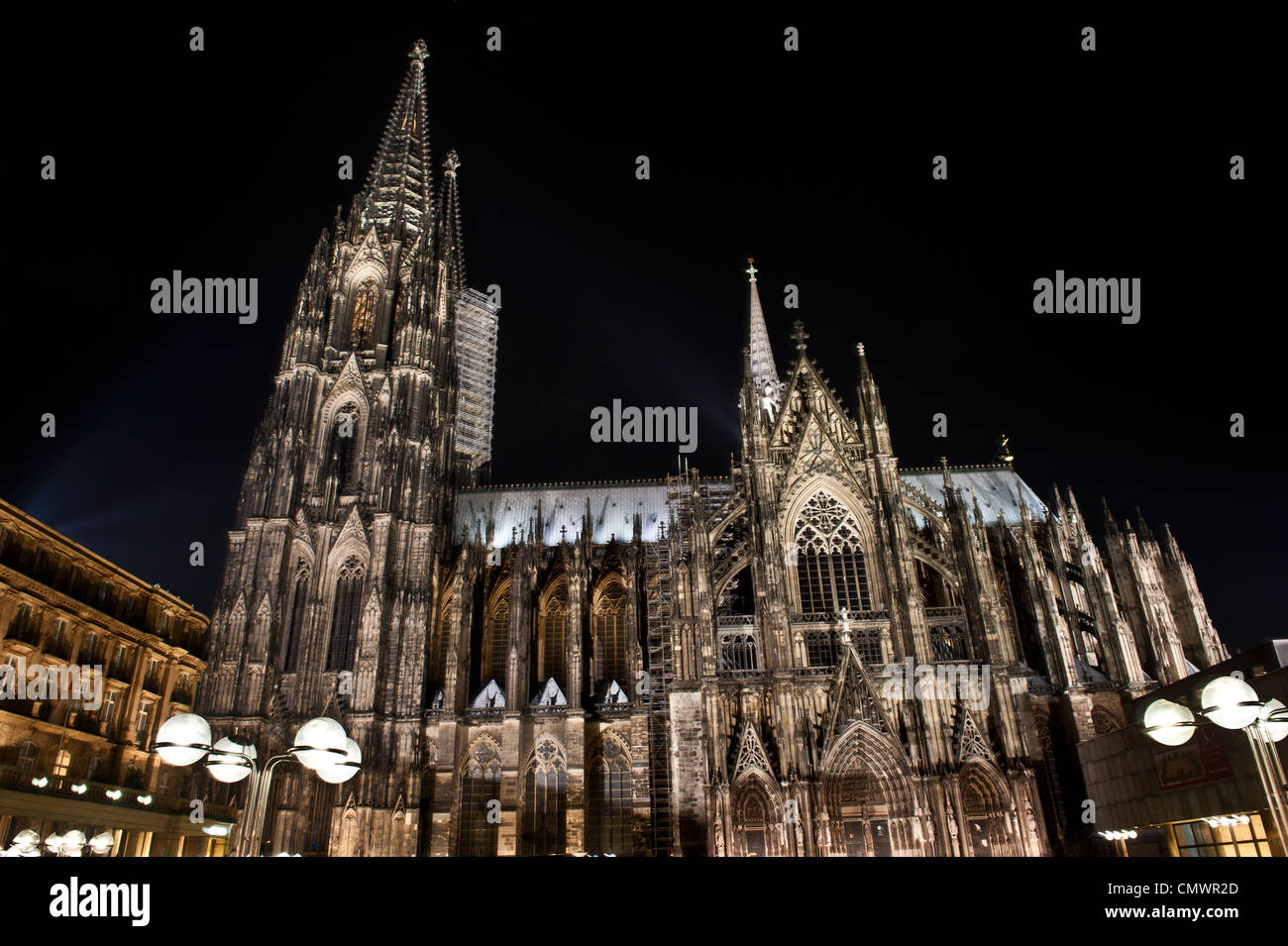 Wide shot of Cologne Cathedral at night Stock Photo - Alamy