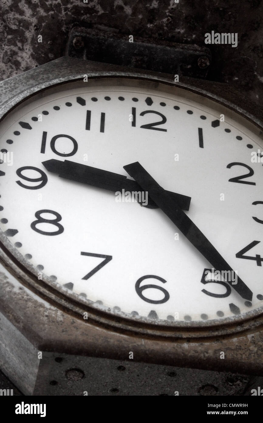 Arrows clock hi-res stock photography and images - Alamy