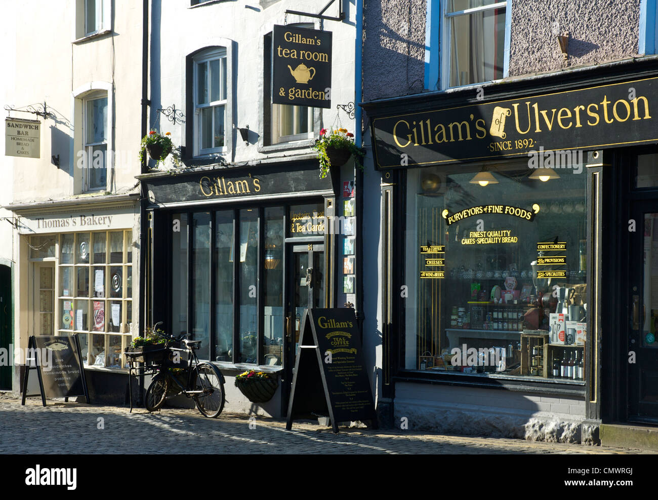 Small independent shops hi-res stock photography and images - Alamy