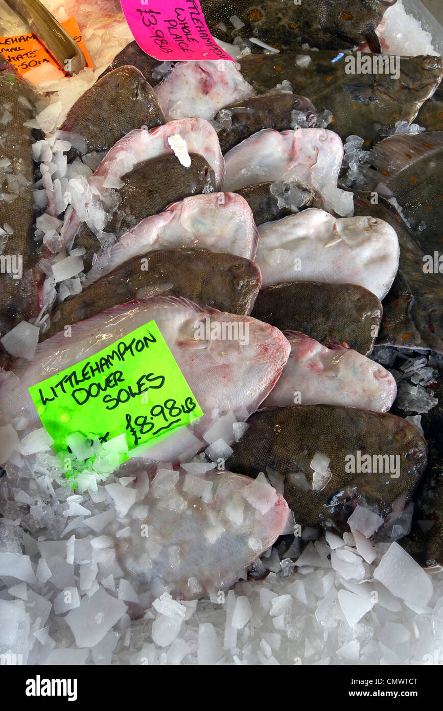 Fishmongers display hi-res stock photography and images - Alamy