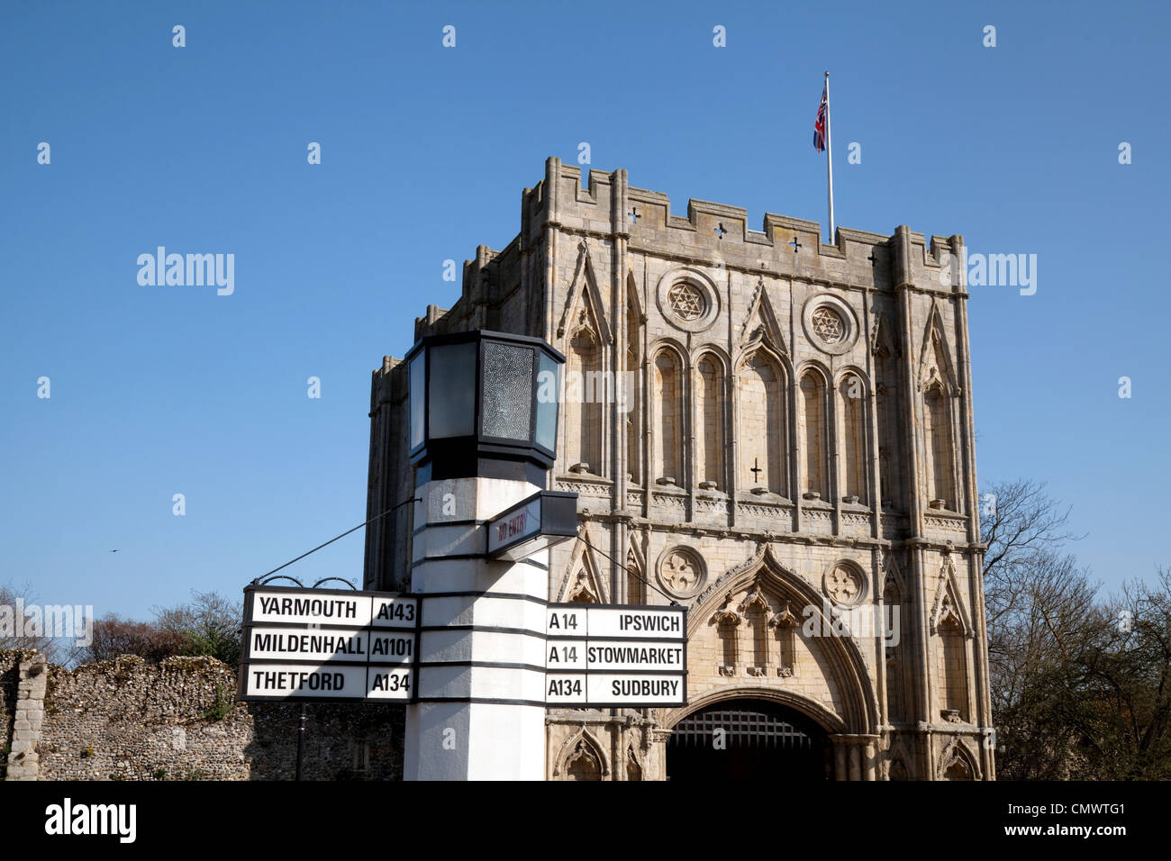 The Abbey gate and the illuminated road sign known as "The Pillar of ...