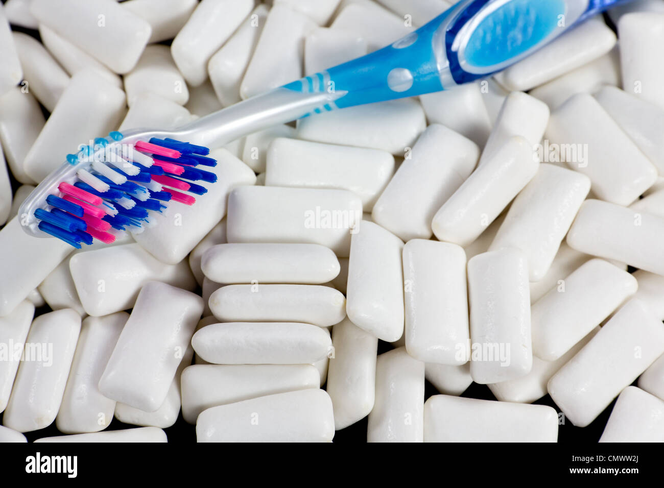 Picture of a bunch of white gums and a toothbrush Stock Photo - Alamy