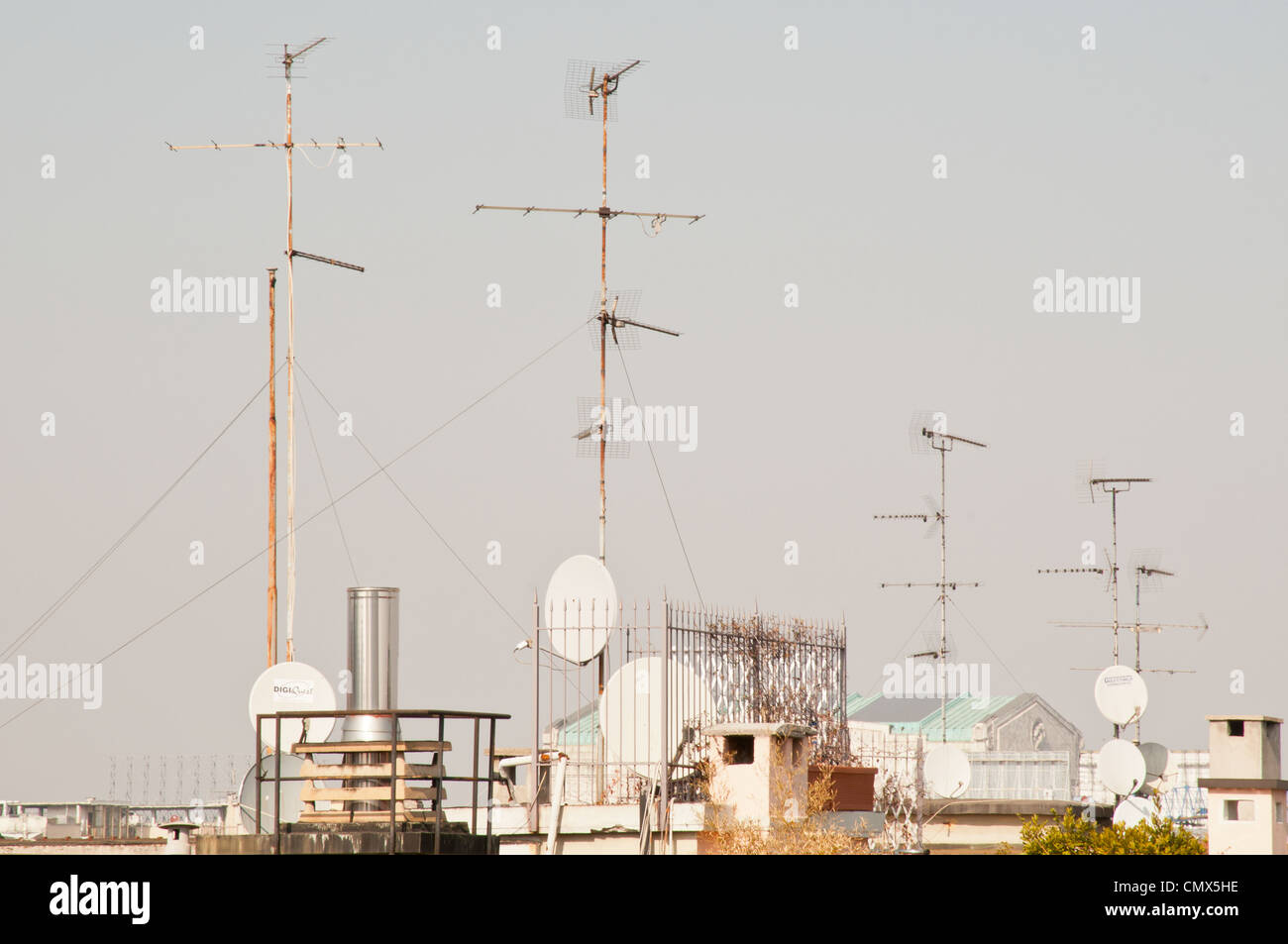 Tv satellites hi-res stock photography and images - Alamy