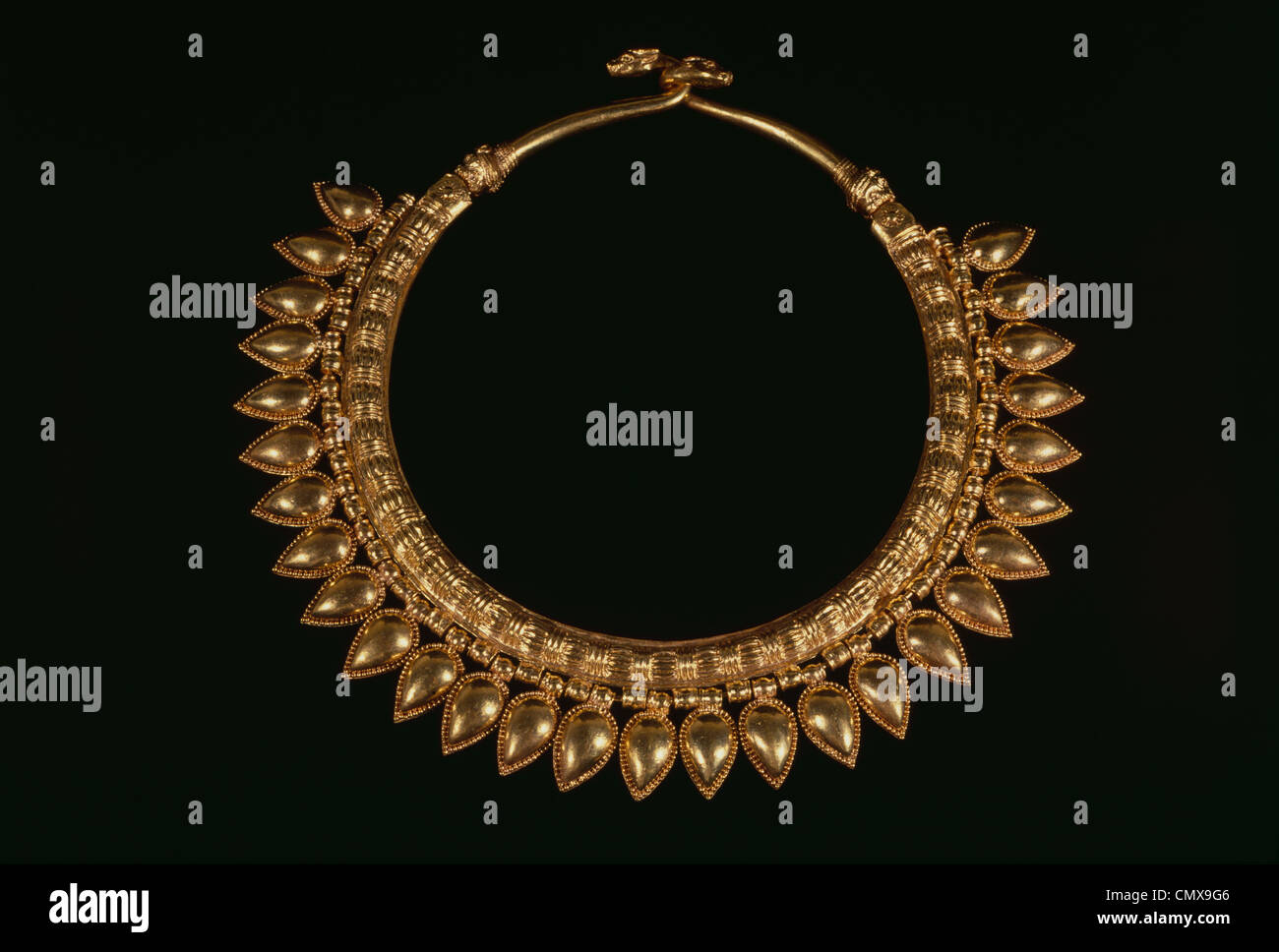 Jewelry from the "Gold of Nimrud" - a collection of more than 1,000 ...