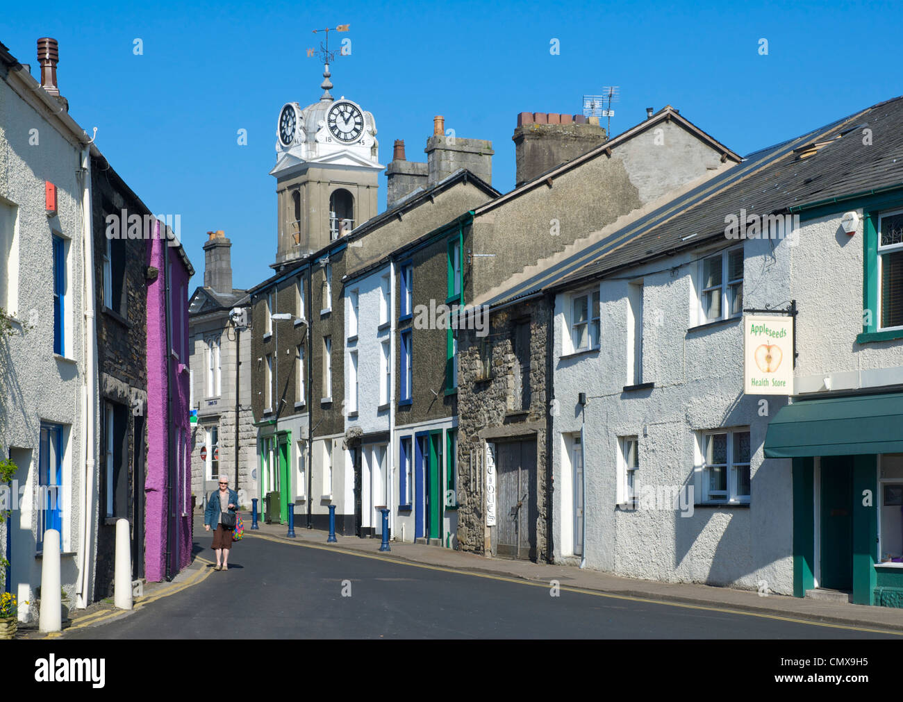 Old woman walking street uk hi-res stock photography and images - Alamy