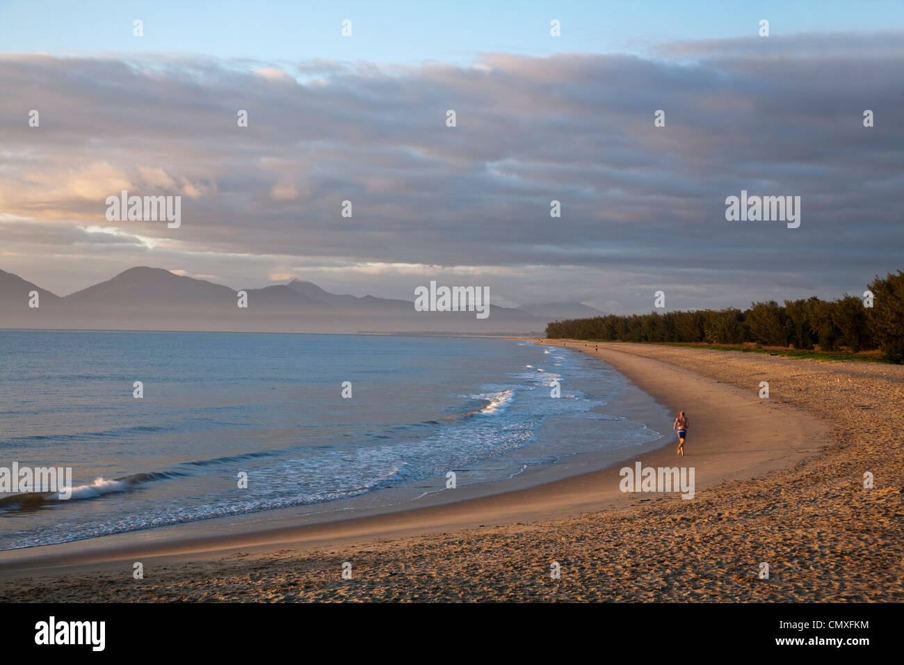 Yorkeys Knob beach at dawn. Yorkeys Knob, Cairns, Queensland, Australia ...