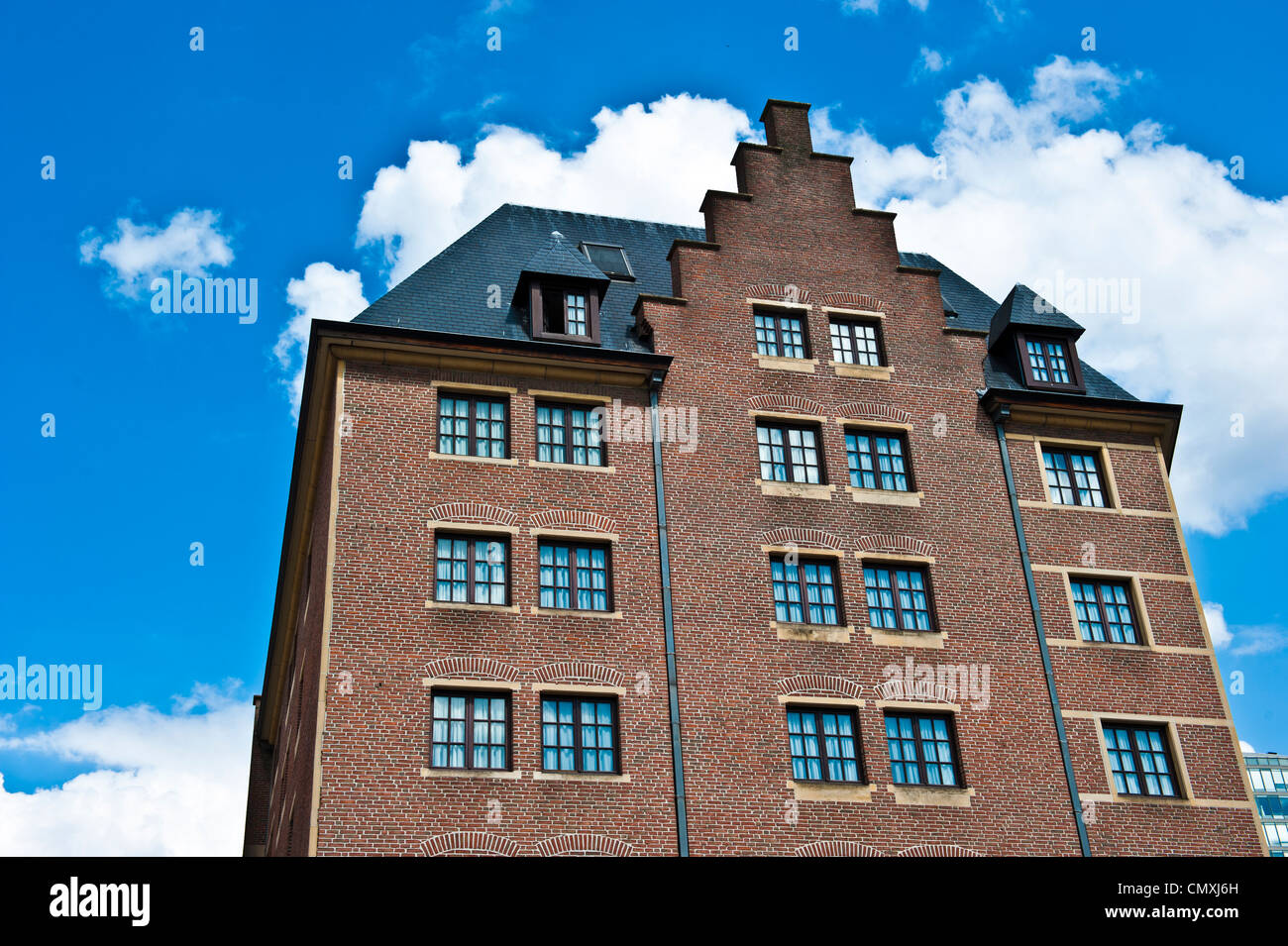 Building on cloudy day hi-res stock photography and images - Alamy