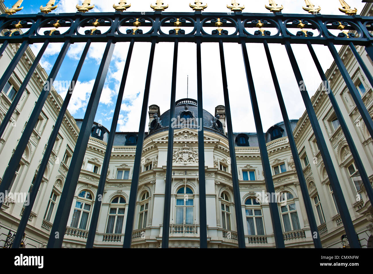 Royal palace gate hi-res stock photography and images - Alamy