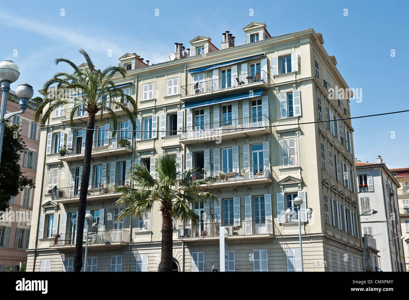 Square building hi-res stock photography and images - Alamy