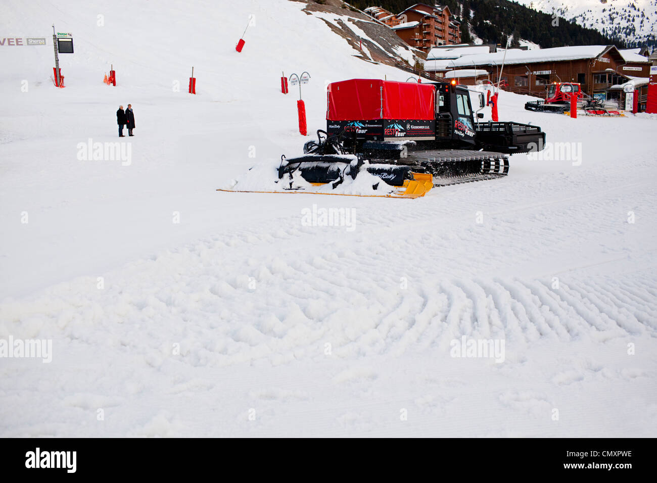 Piste chalet hi-res stock photography and images - Alamy