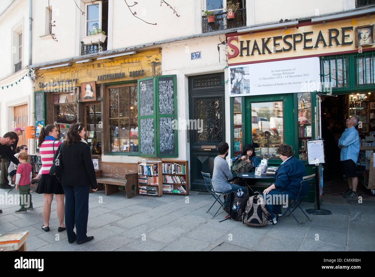 Paris, France - Shakespeare and Company bookstore Stock Photo - Alamy