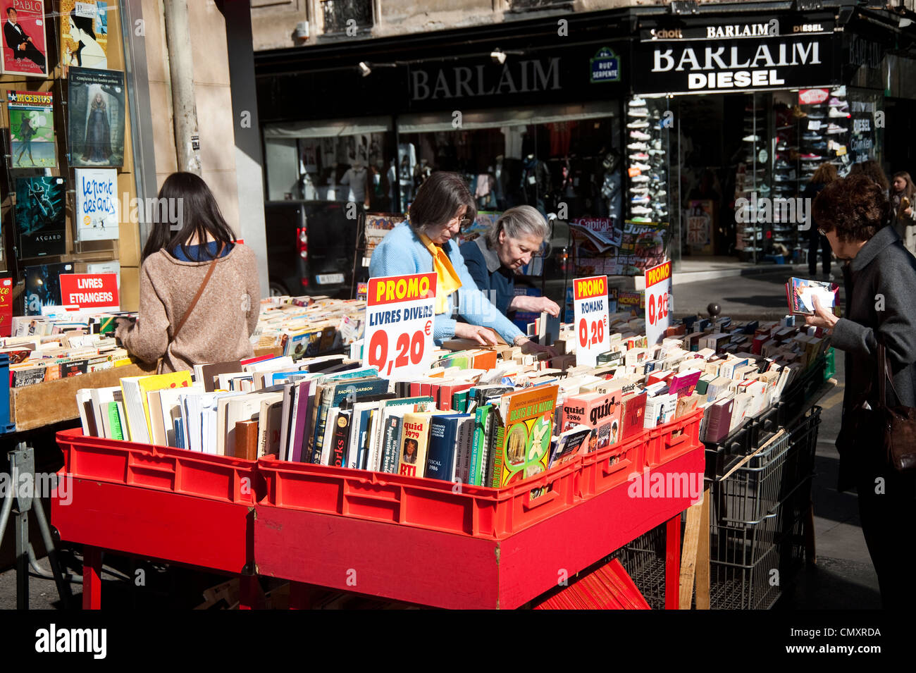 Paris france book stalls hi-res stock photography and images - Alamy