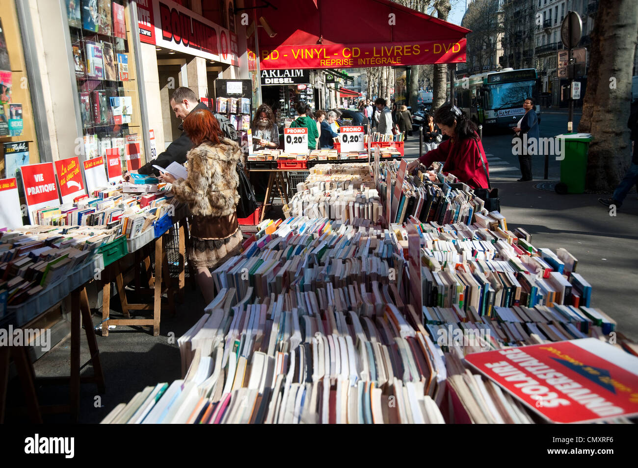 Paris france book stalls hi-res stock photography and images - Alamy