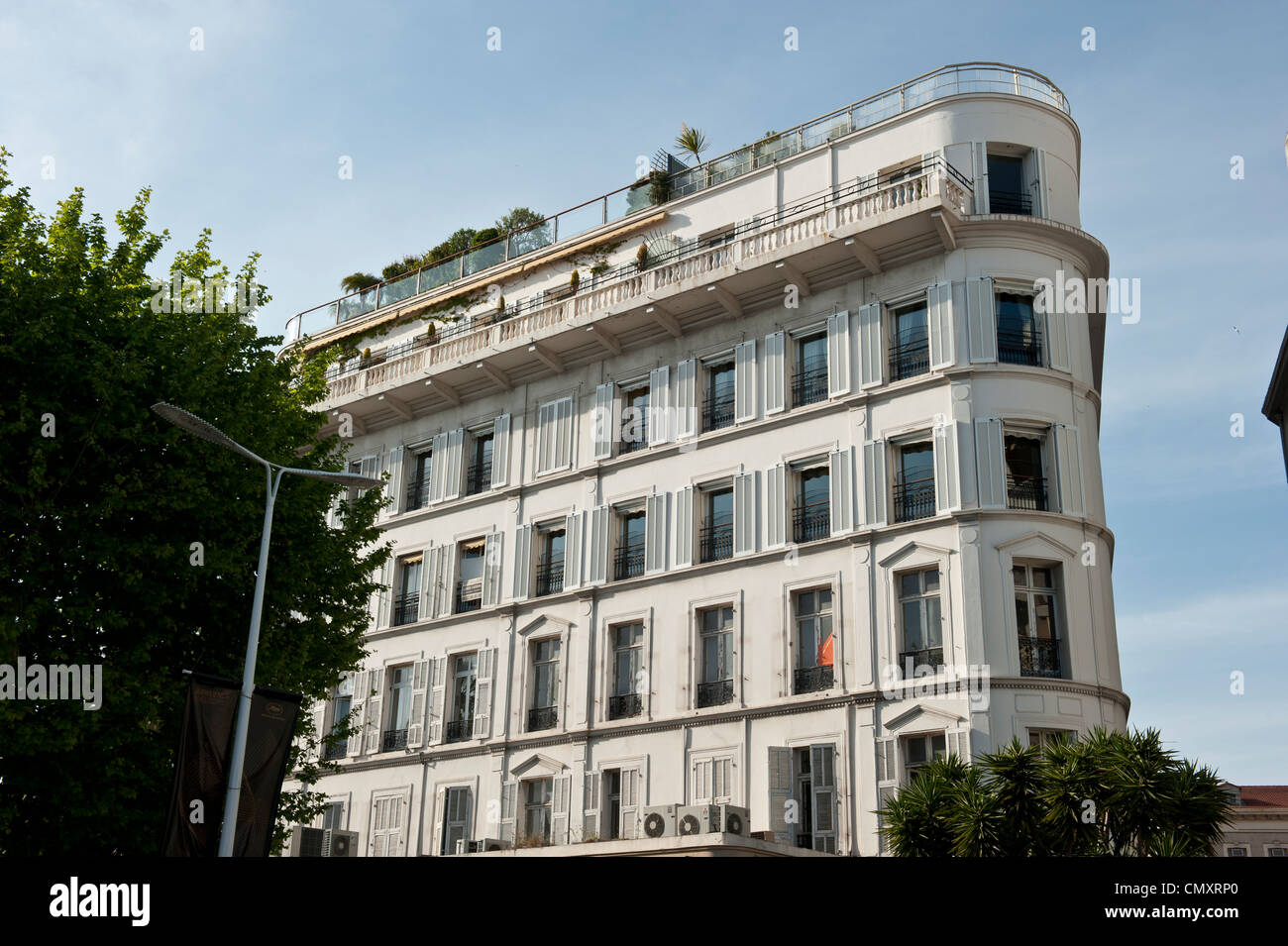White stone building hi-res stock photography and images - Alamy