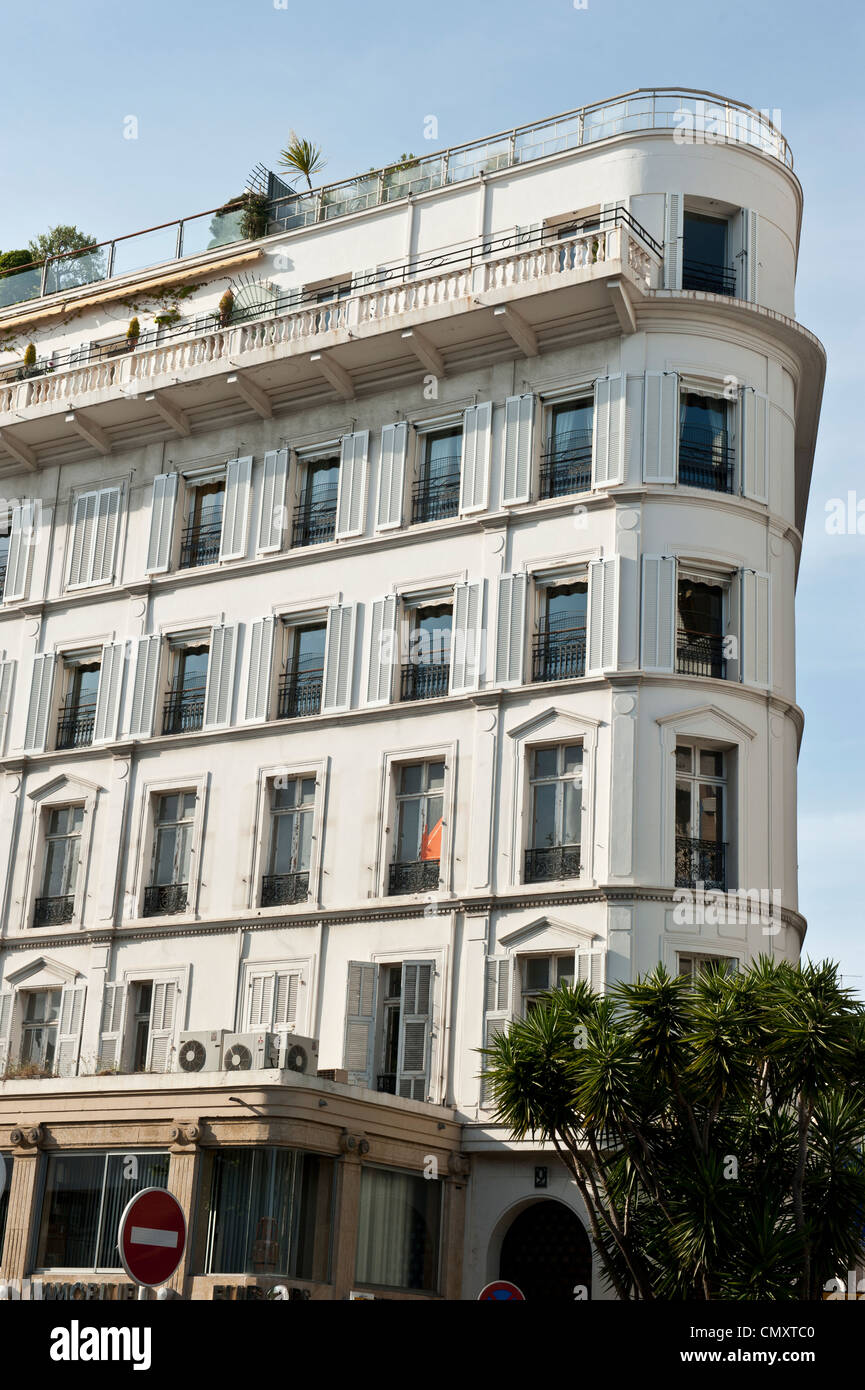 A red "do not enter" road sign outside of a large, stone building Stock ...