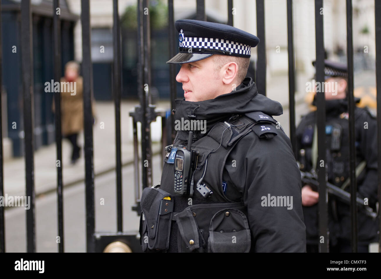 Armed police uk hi-res stock photography and images - Alamy