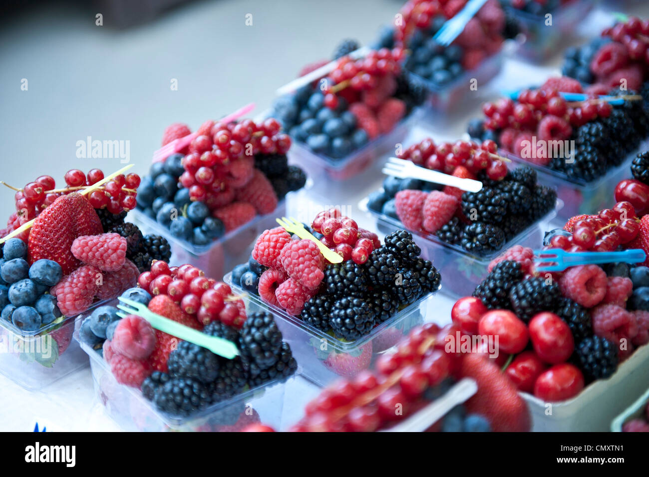 Box of mixed berries hi-res stock photography and images - Alamy