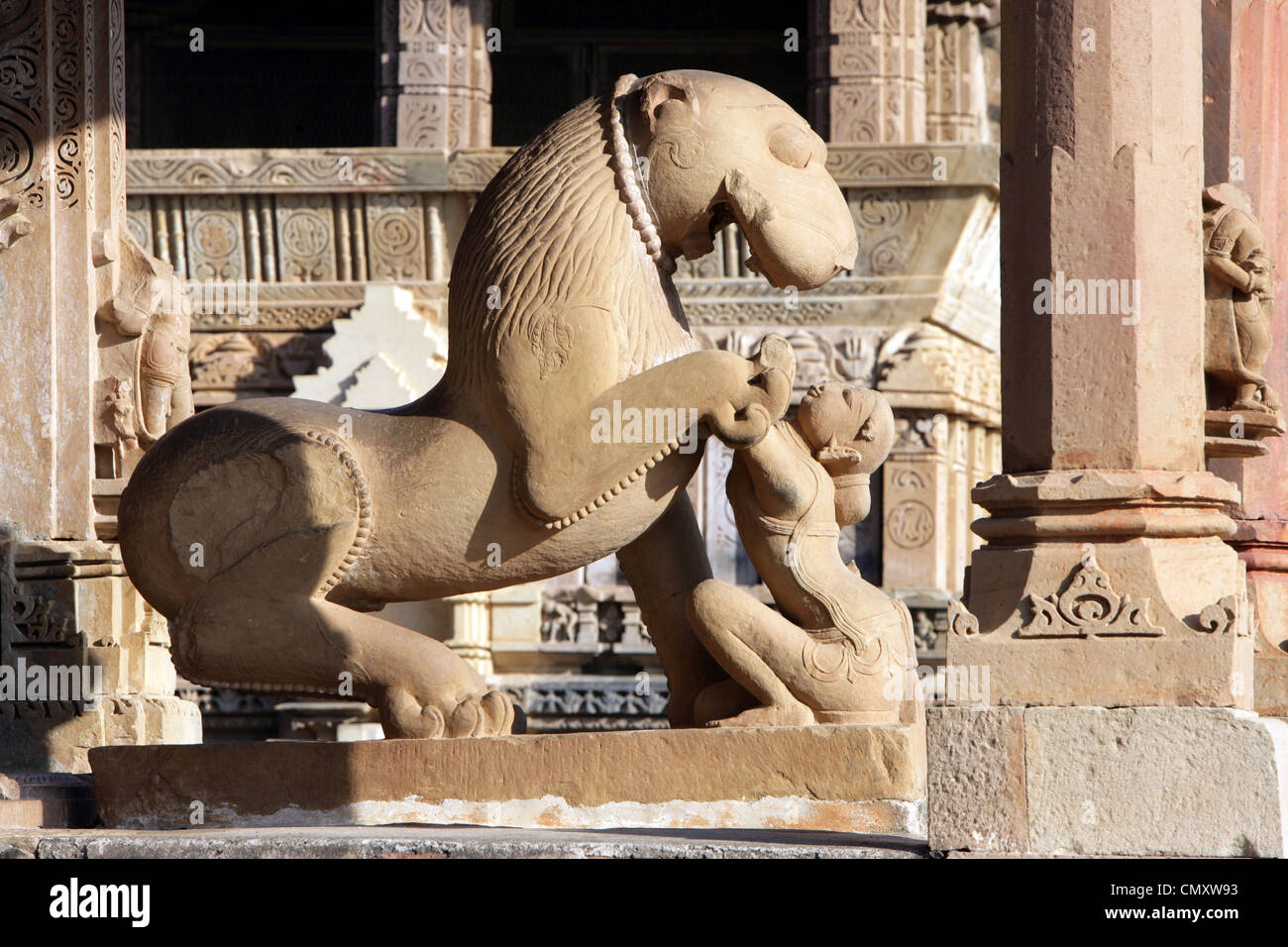 Lion sculpture at Hindu temple, Khajuraho, Madhya Pradesh, India Stock ...