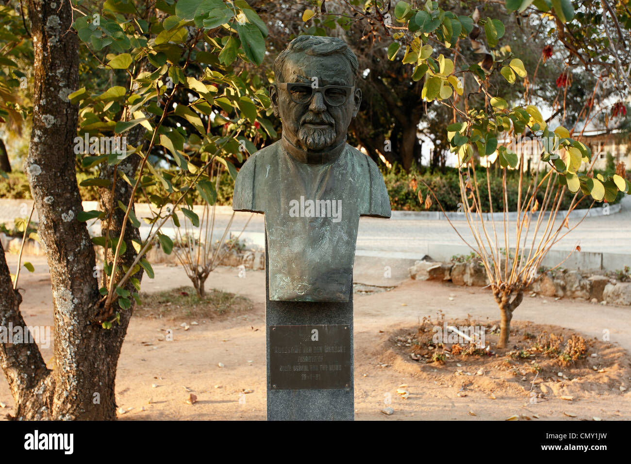 African sculpture bust hi-res stock photography and images - Alamy