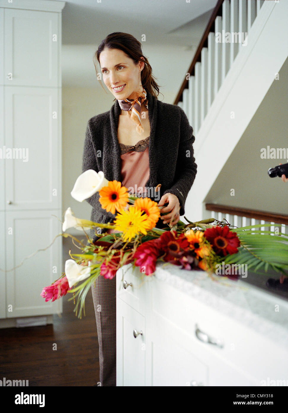 Woman arrange flowers home hi-res stock photography and images - Alamy