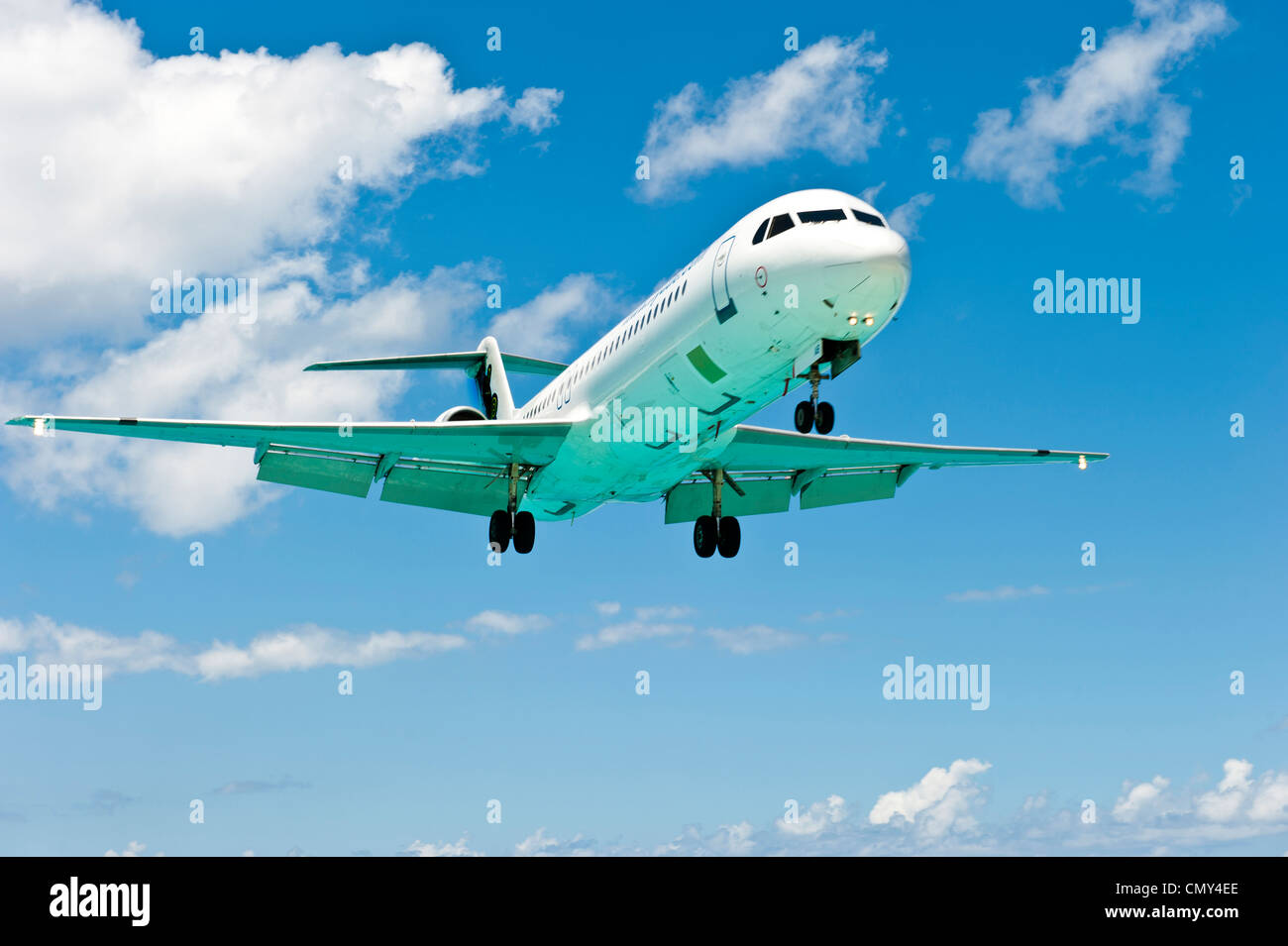 Commercial airplane landing hi-res stock photography and images - Alamy