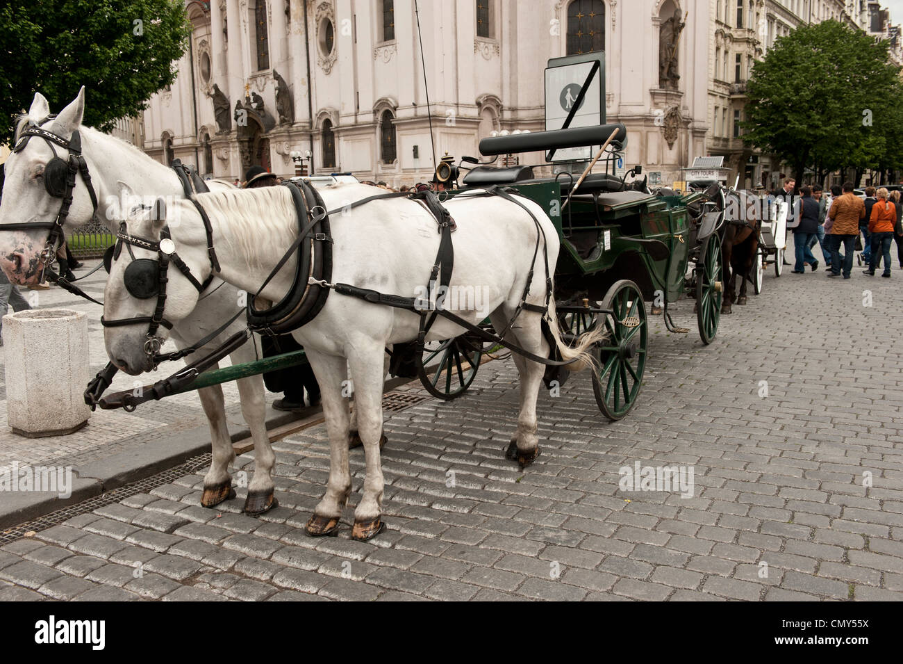 Horse pulling carriage hi-res stock photography and images - Alamy