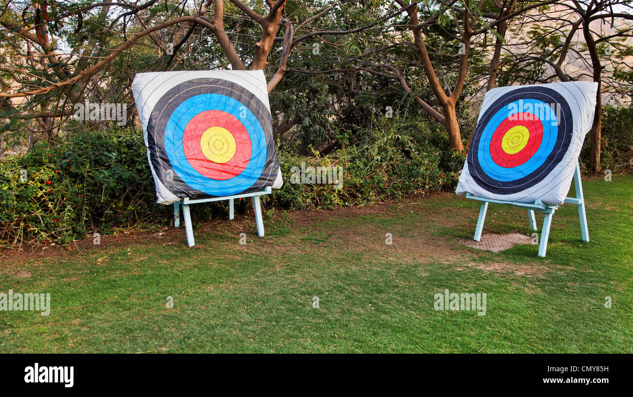 Arrow holes on a target board hi-res stock photography and images - Alamy