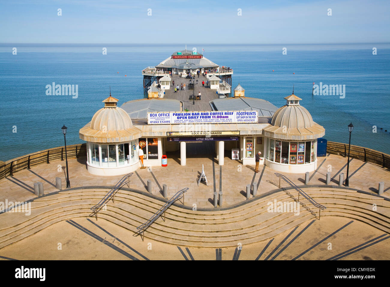 Seaside pier hi-res stock photography and images - Alamy