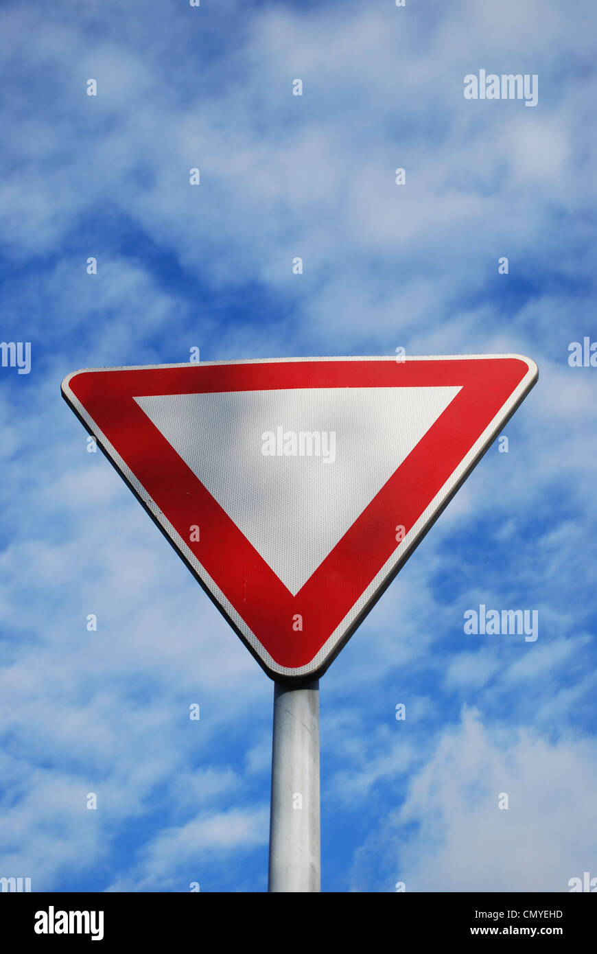 Give way uk sign hi-res stock photography and images - Alamy