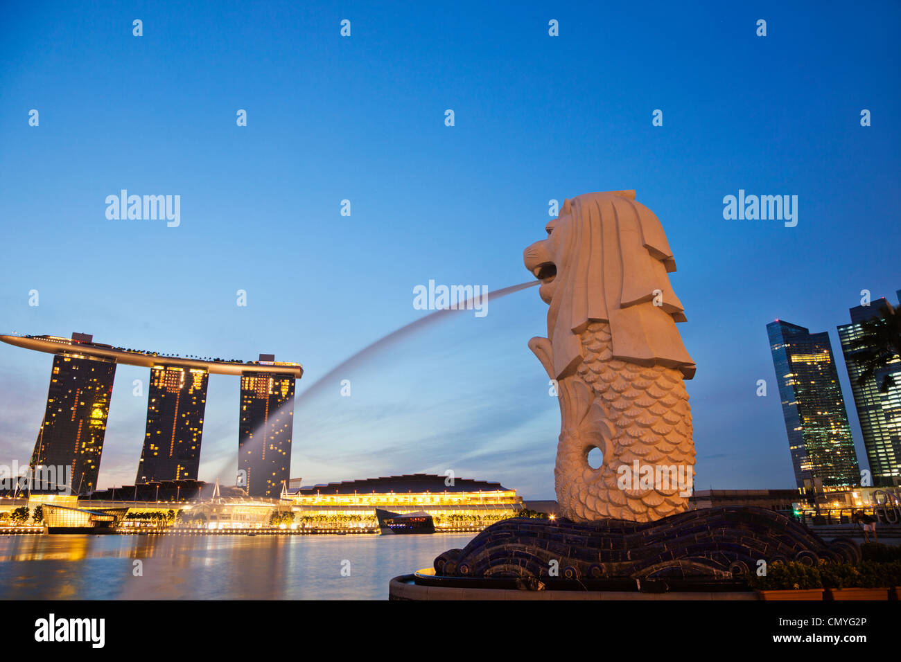 Singapore, Merlion Statue and Marina Bay Sands Hotel and Casino Stock ...