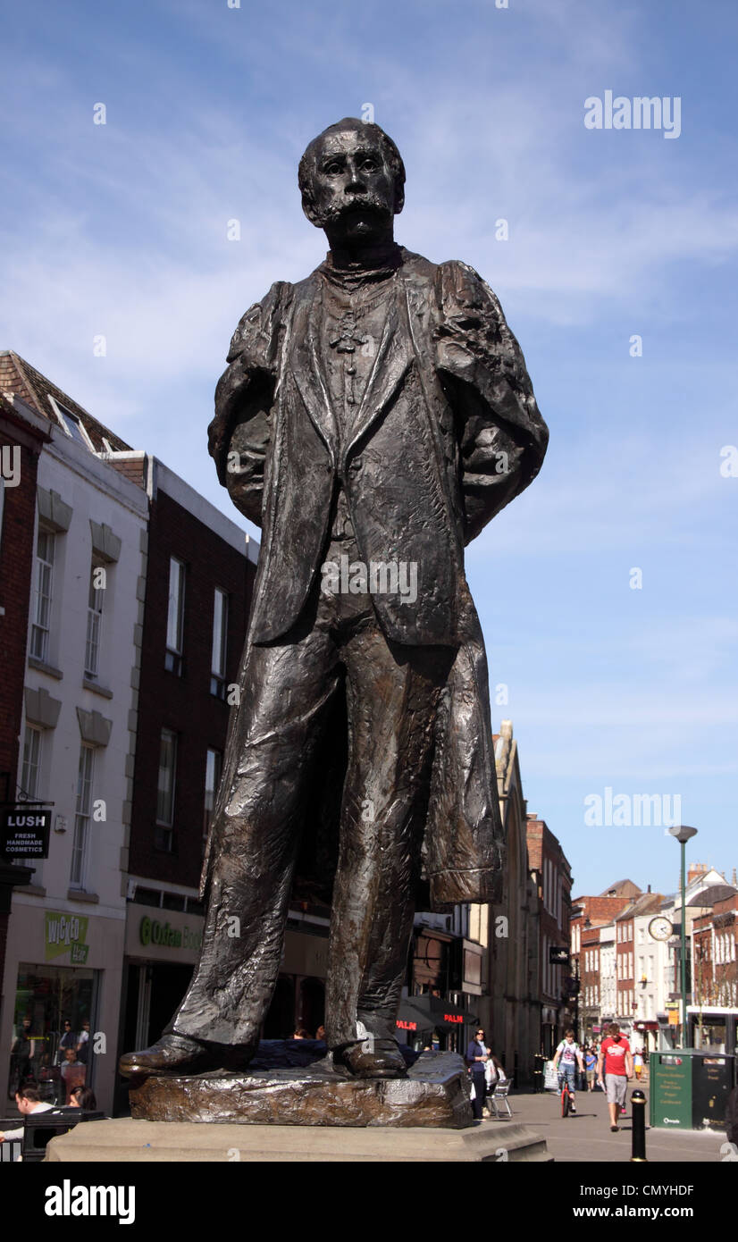 Edward Elgar statue, in High Street, Worcester. Sir Edward Elgar Stock ...