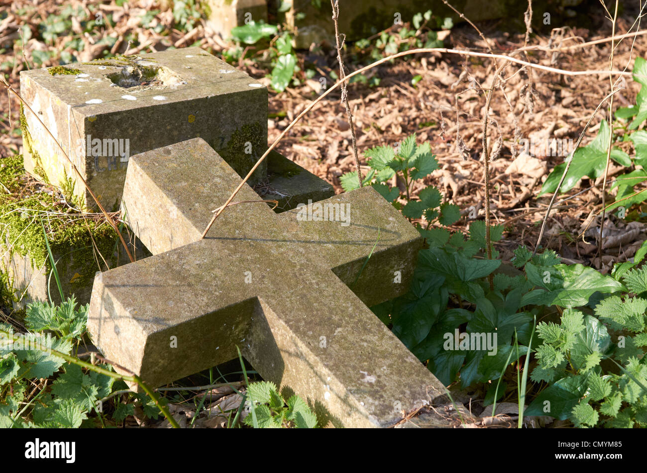Neglected gravestone hi-res stock photography and images - Alamy