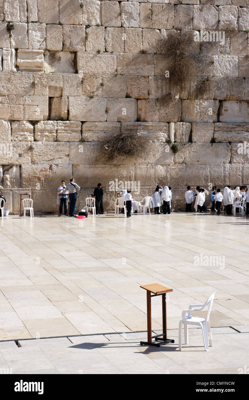 Men praying at the Wailing Wall in Jerusalem, Israel Stock Photo - Alamy