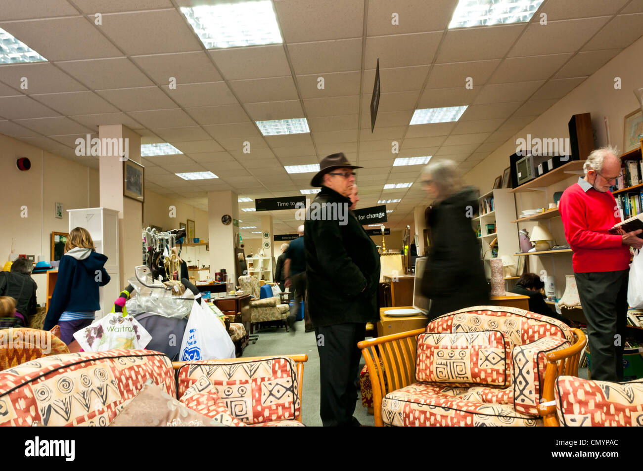 Browsing books in shop hi-res stock photography and images - Alamy