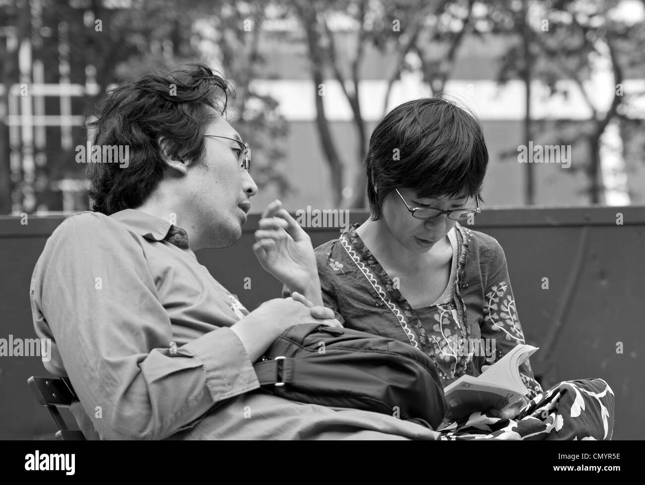 Reading out loud hi-res stock photography and images - Alamy