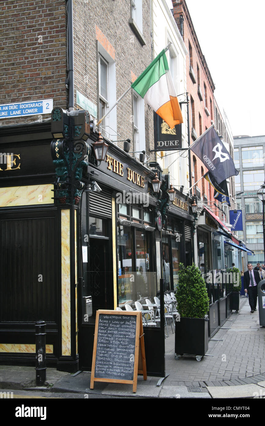 Exterior of the Duke bar in Dublin, Ireland Stock Photo - Alamy