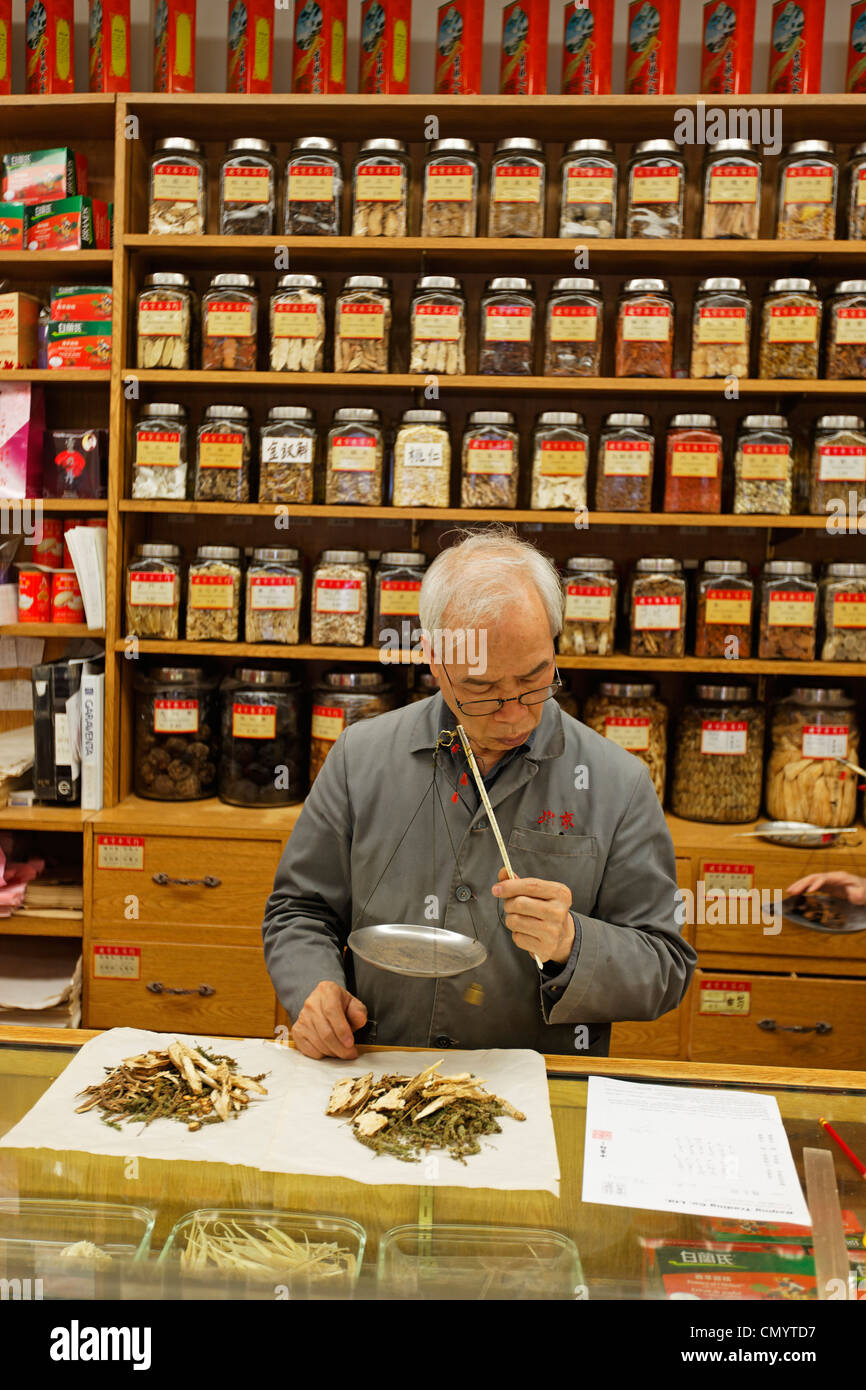 Chinese drugstore hi-res stock photography and images - Alamy