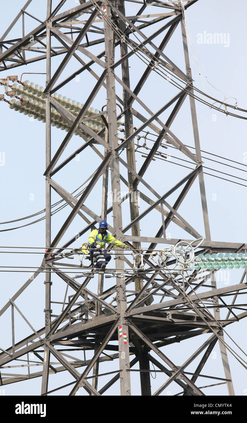 Workers maintain an electricity pylon Stock Photo - Alamy