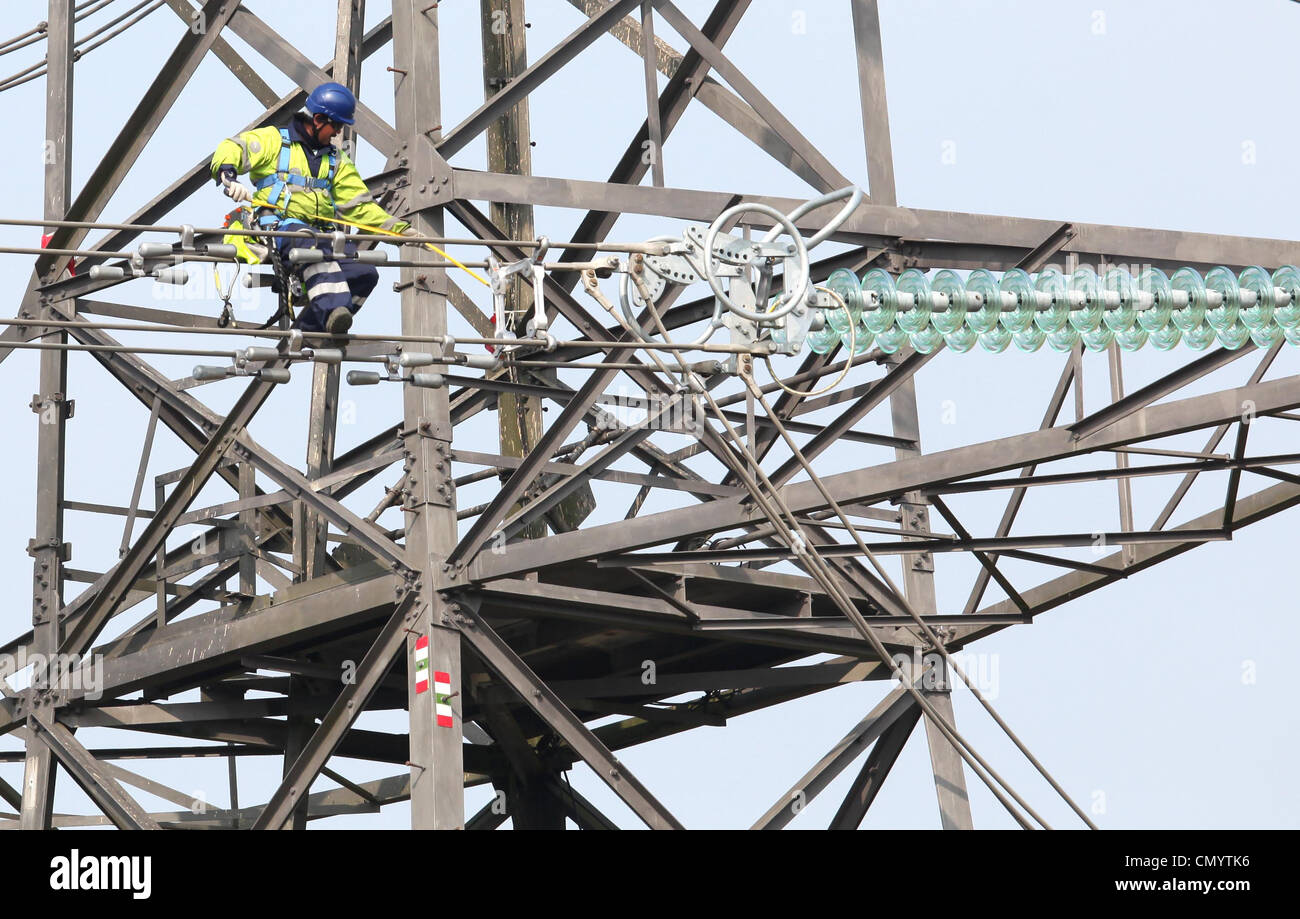 Workers maintain an electricity pylon Stock Photo - Alamy