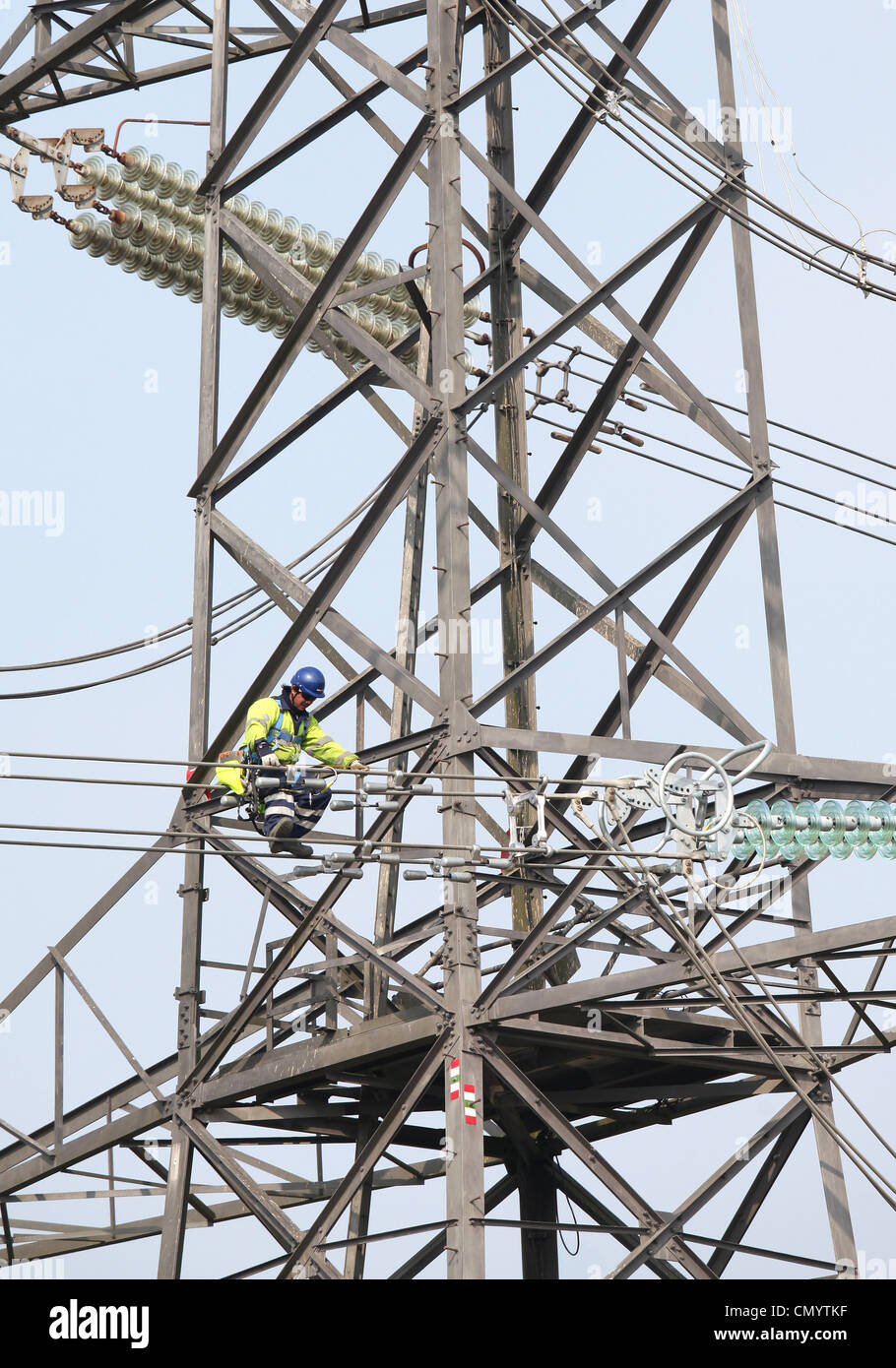 Workers maintain an electricity pylon Stock Photo - Alamy