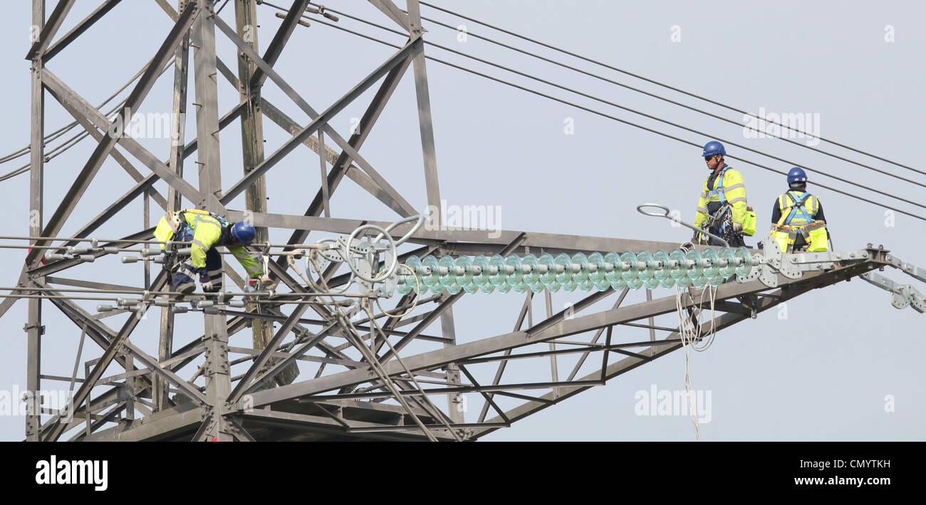 Workers maintain an electricity pylon Stock Photo - Alamy